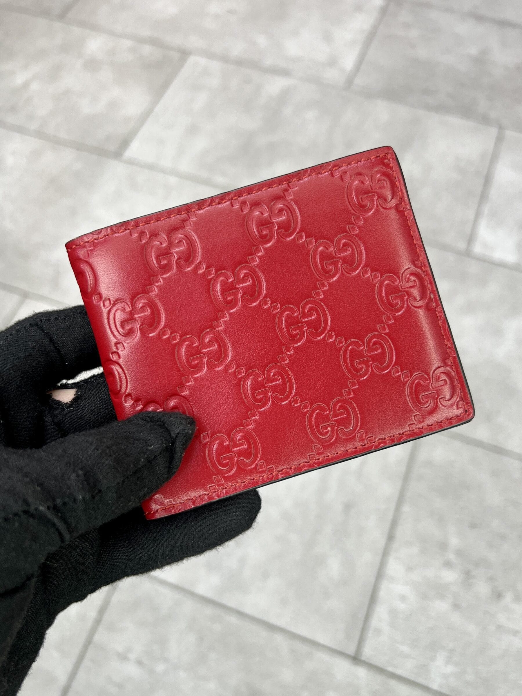 GUCCI RED SIGNATURE BIFOLD WALLET – Vendere Timepieces