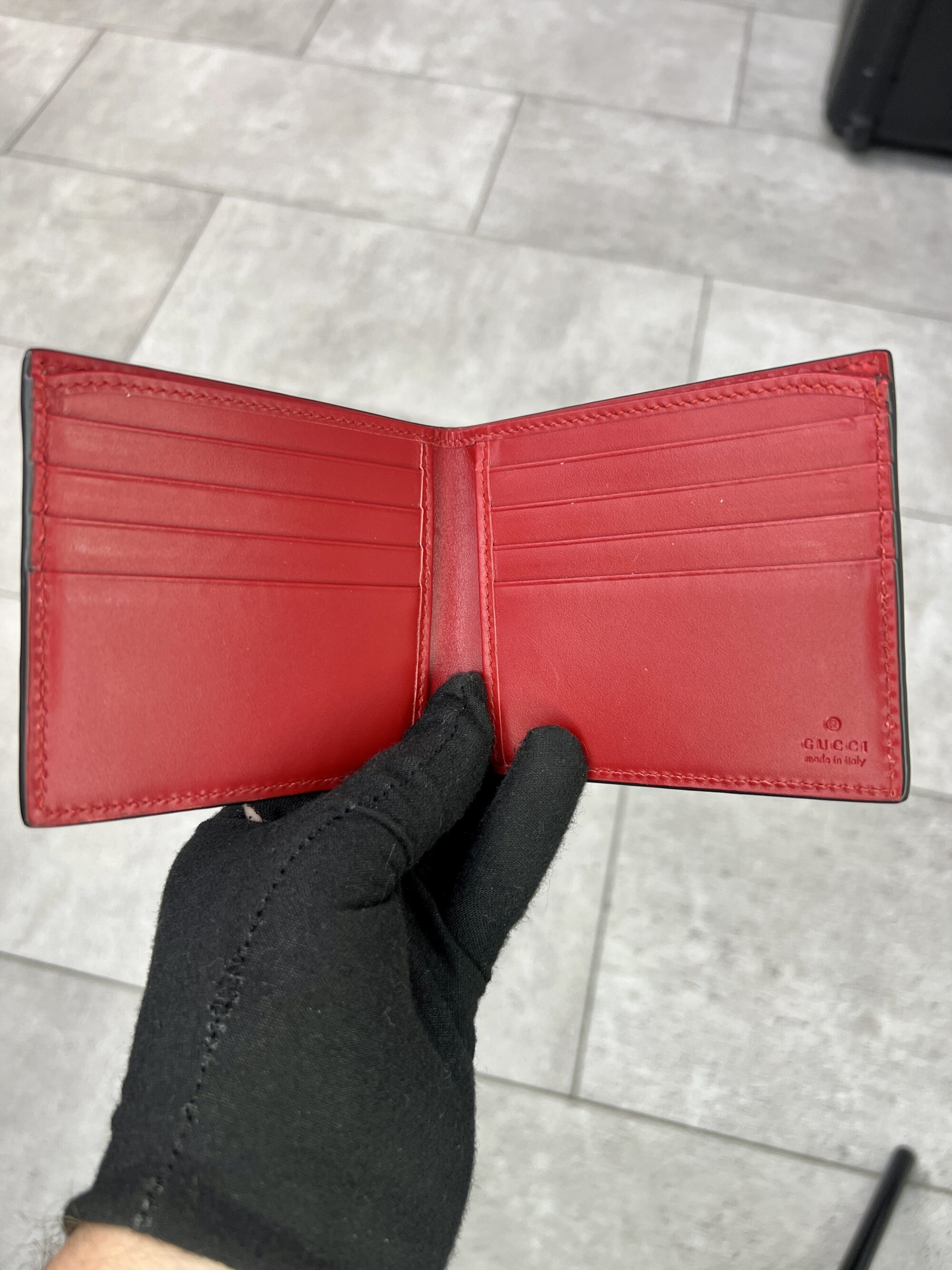 GUCCI RED SIGNATURE BIFOLD WALLET – Vendere Timepieces